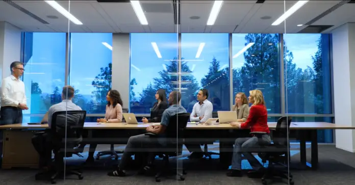 What is the difference between CEO, COO, and CFO explained | Splaitor